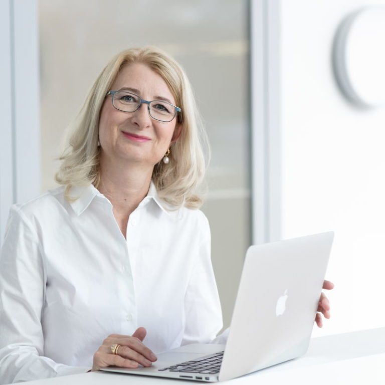 Dr. Iur. Brigitta Kratz, LL.M. | CV Dr. Brigitta Kratz